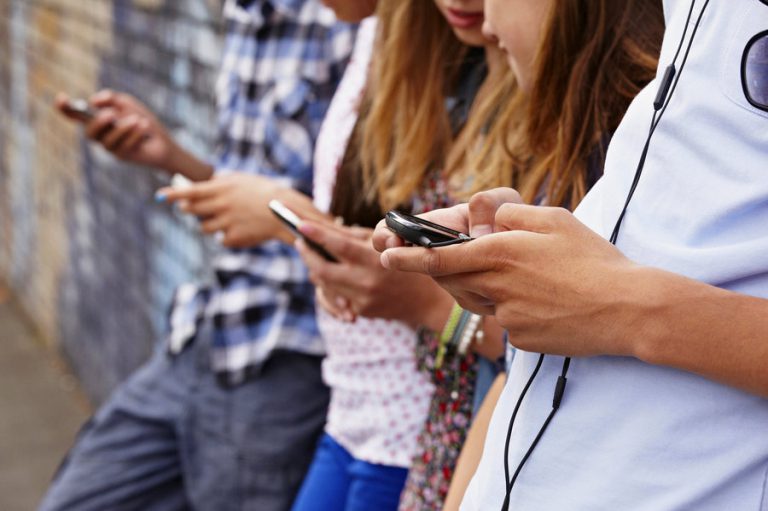 Using mobile phones, other devices at night risky for students ...