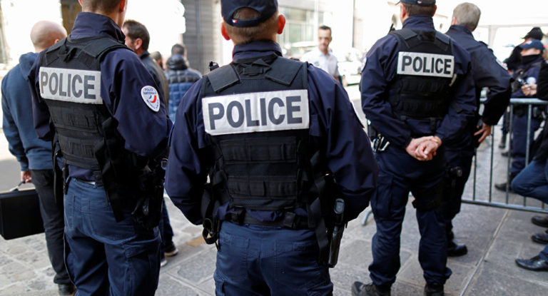 2,900 French police officers hunt convict after helicopter escape