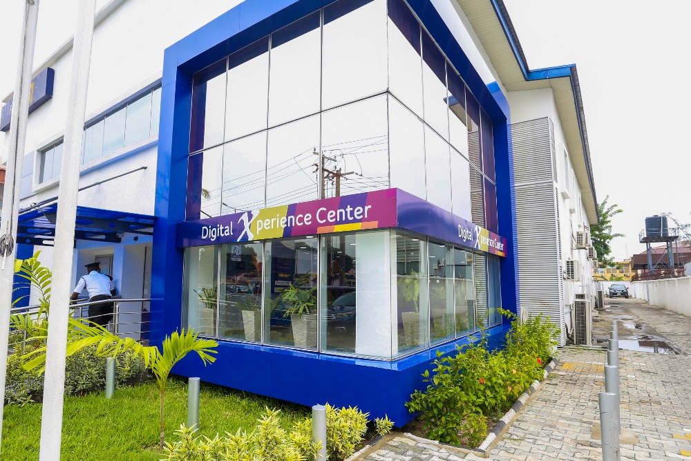 Nigerian bank introduces humanoid robot to engage customers | Premium ...